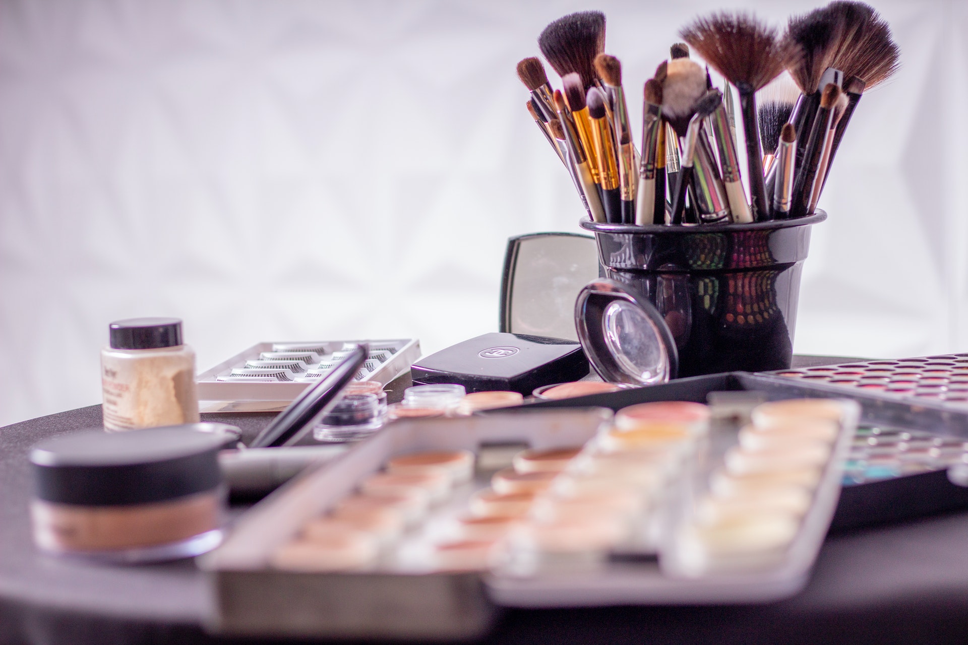 How To Tell When Makeup Has Expired - Know Makeup Expiry - Fashion's Fever